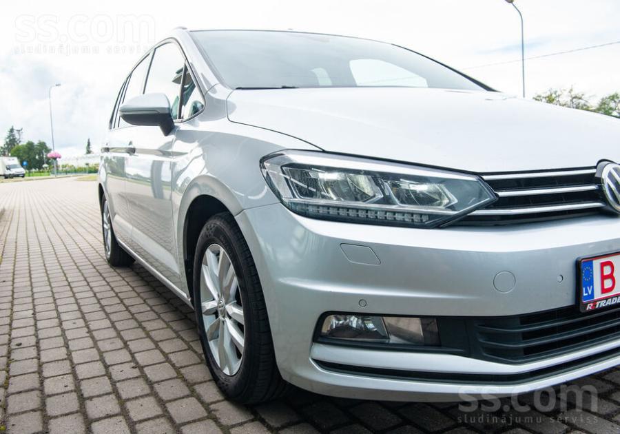 Grey Volkswagen Touran 2016 in Cesis, with an engine capacity of 2.00 L and mileage of 375 thousand km for 7450 €, photo 9 on AUTOMOTO.COM.LV