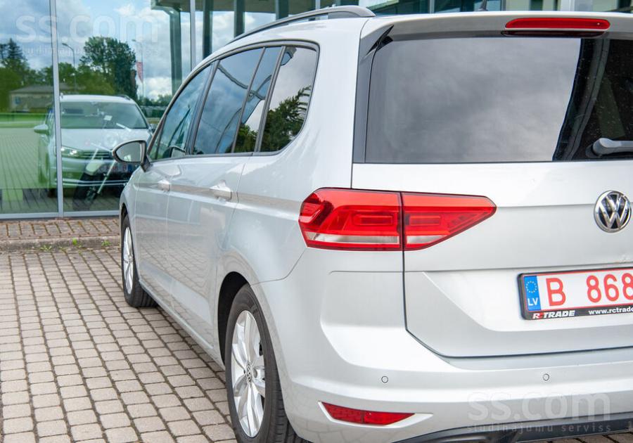 Grey Volkswagen Touran 2016 in Cesis, with an engine capacity of 2.00 L and mileage of 375 thousand km for 7450 €, photo 12 on AUTOMOTO.COM.LV