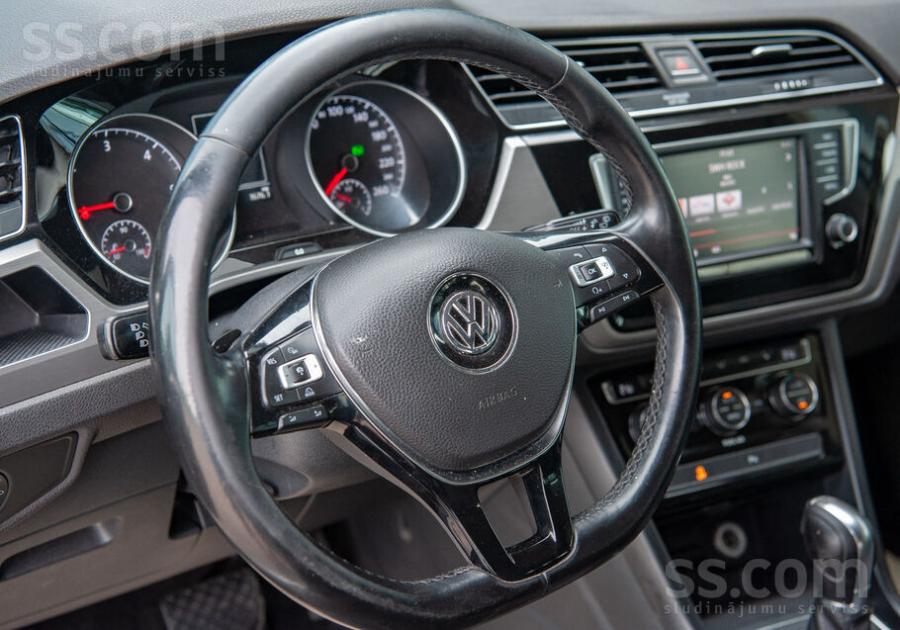 Grey Volkswagen Touran 2016 in Cesis, with an engine capacity of 2.00 L and mileage of 375 thousand km for 7450 €, photo 15 on AUTOMOTO.COM.LV