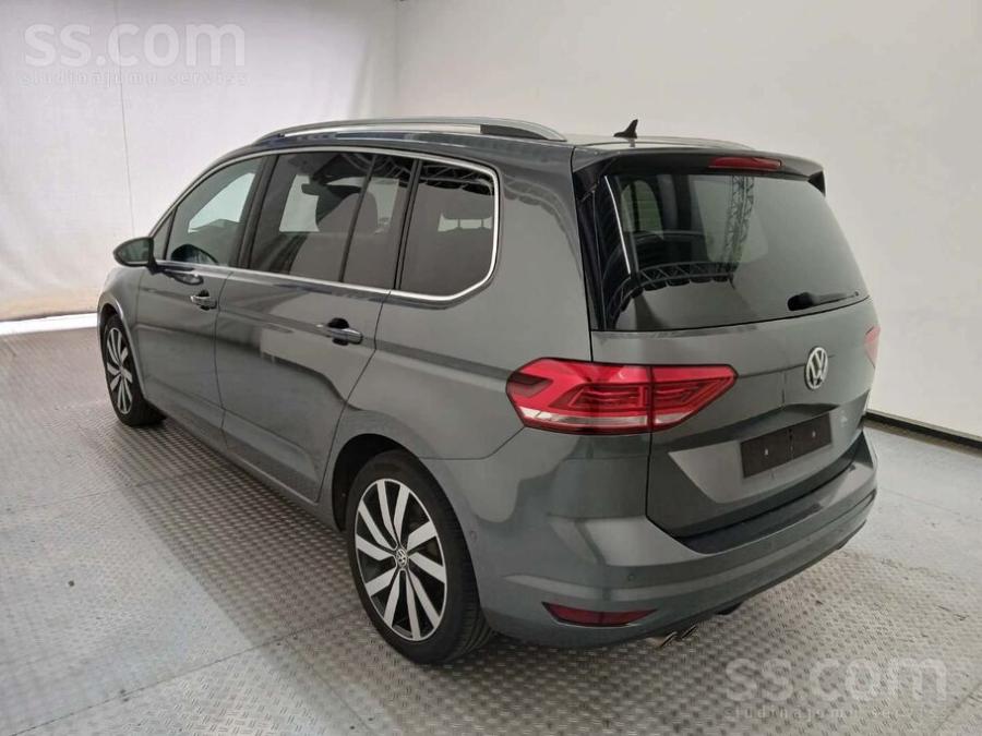 Pelēks Volkswagen Touran 2016 Tukums, ar dzinēja tilpumu 2.00 L un nobraukumu 209 tūkst. km par 12990 €, foto 4 vietnē AUTOMOTO.COM.LV