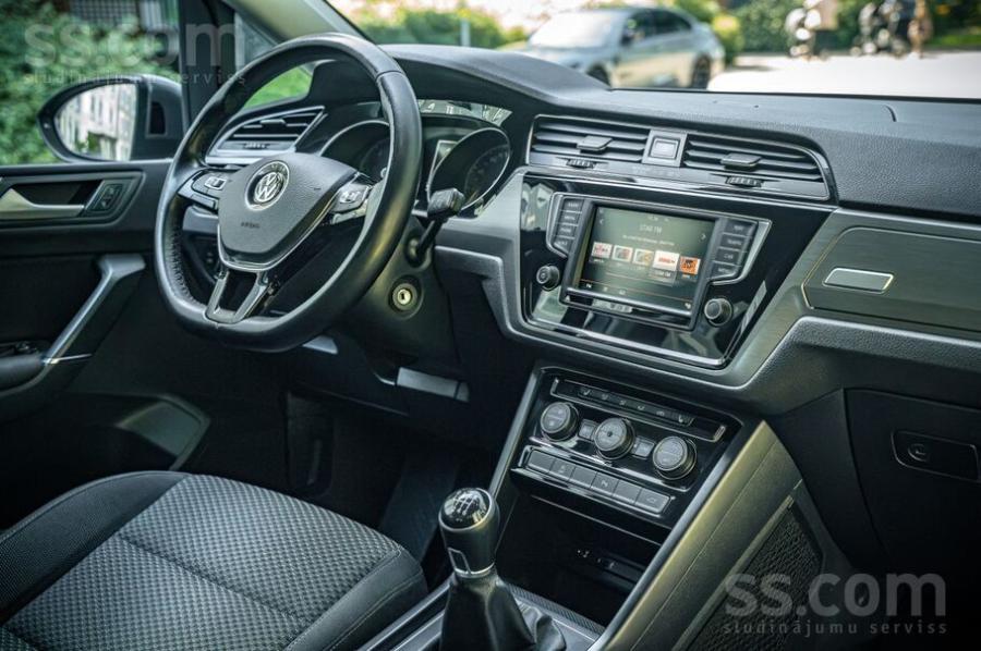Pelēks Volkswagen Touran 2016 Rīga, ar dzinēja tilpumu 2.00 L un nobraukumu 261 tūkst. km par 9990 €, foto 8 vietnē AUTOMOTO.COM.LV
