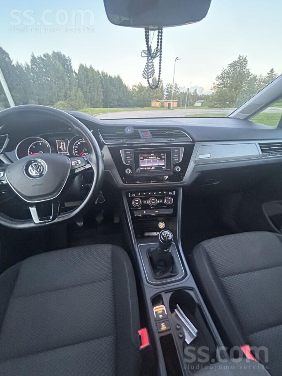 Pelēks Volkswagen Touran 2016 Cēsis, ar dzinēja tilpumu 2.00 L un nobraukumu 156 tūkst. km par 12500 €, foto 12 vietnē AUTOMOTO.COM.LV