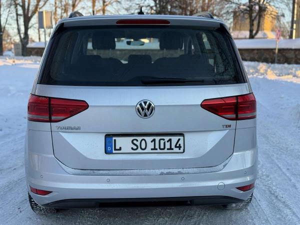 Pelēks Volkswagen Touran 2017 Raseiniai, ar dzinēja tilpumu 1.60 L un nobraukumu 259 tūkst. km par 9950 €, foto 6 vietnē AUTOMOTO.COM.LV