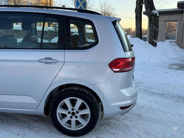 Pelēks Volkswagen Touran 2017 Raseiniai, ar dzinēja tilpumu 1.60 L un nobraukumu 259 tūkst. km par 9950 €, foto 10 vietnē AUTOMOTO.COM.LV