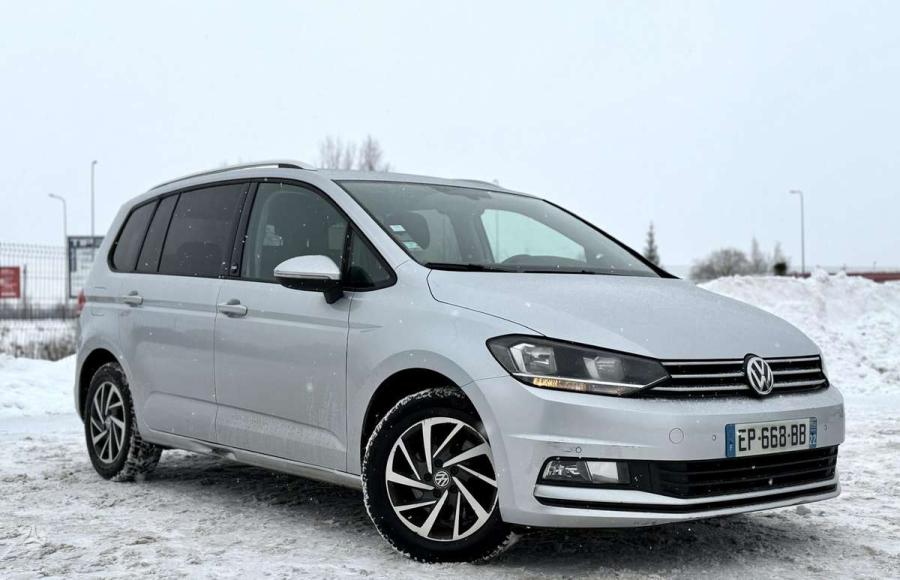 Grey Volkswagen Touran 2017 in Taurage, with an engine capacity of 1.60 L and mileage of 234 thousand km for 8200 €, photo 2 on AUTOMOTO.COM.LV