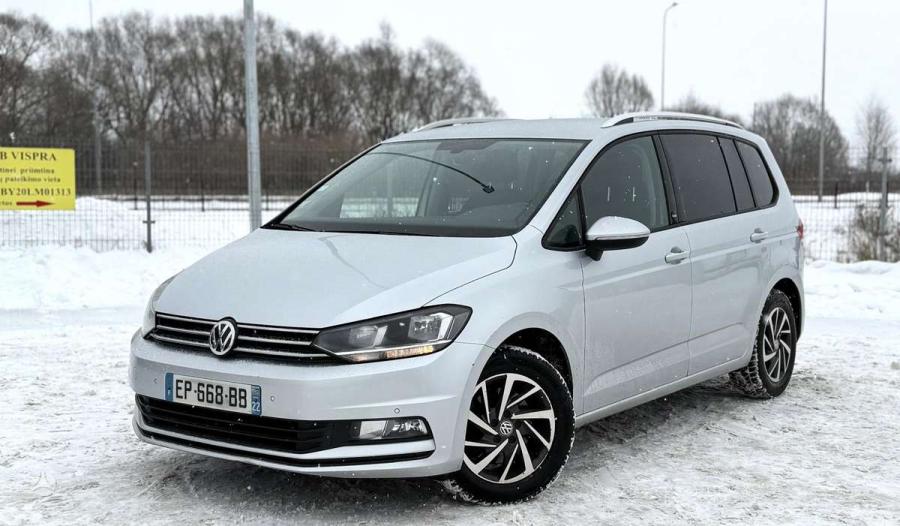 Grey Volkswagen Touran 2017 in Taurage, with an engine capacity of 1.60 L and mileage of 234 thousand km for 8200 €, photo 5 on AUTOMOTO.COM.LV