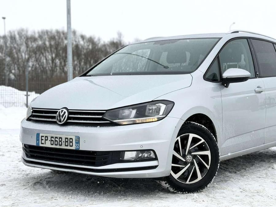 Grey Volkswagen Touran 2017 in Taurage, with an engine capacity of 1.60 L and mileage of 234 thousand km for 8200 €, photo 6 on AUTOMOTO.COM.LV