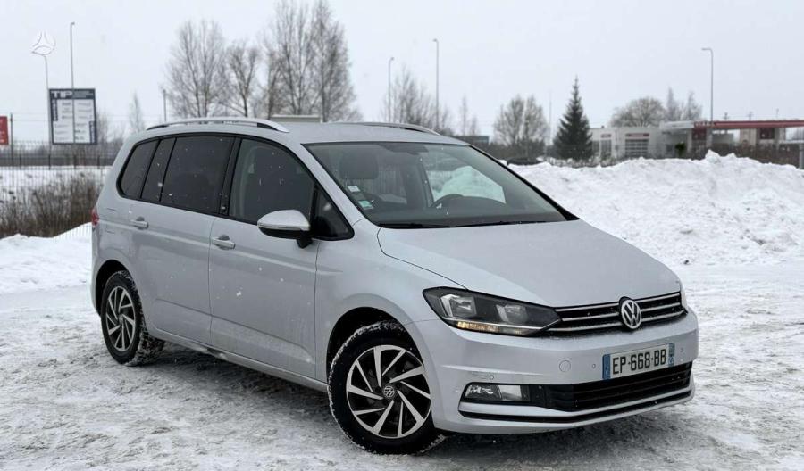 Grey Volkswagen Touran 2017 in Taurage, with an engine capacity of 1.60 L and mileage of 234 thousand km for 8200 €, photo 7 on AUTOMOTO.COM.LV