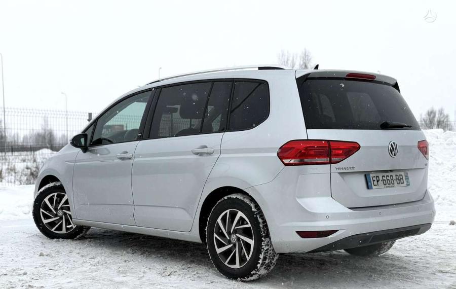 Grey Volkswagen Touran 2017 in Taurage, with an engine capacity of 1.60 L and mileage of 234 thousand km for 8200 €, photo 14 on AUTOMOTO.COM.LV