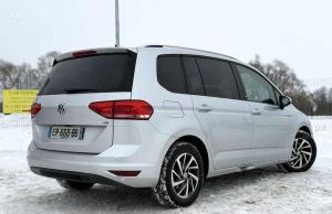 Grey Volkswagen Touran 2017 in Taurage, with an engine capacity of 1.60 L and mileage of 234 thousand km for 8200 €, photo 15 on AUTOMOTO.COM.LV