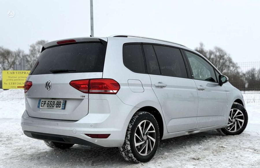 Grey Volkswagen Touran 2017 in Taurage, with an engine capacity of 1.60 L and mileage of 234 thousand km for 8200 €, photo 15 on AUTOMOTO.COM.LV