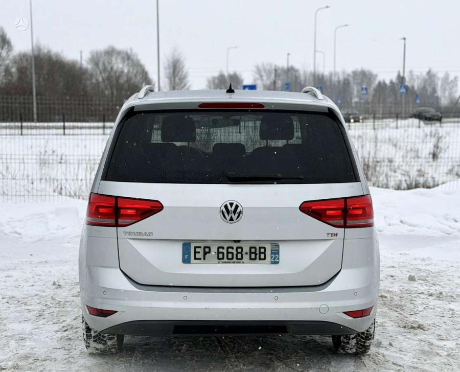 Grey Volkswagen Touran 2017 in Taurage, with an engine capacity of 1.60 L and mileage of 234 thousand km for 8200 €, photo 16 on AUTOMOTO.COM.LV