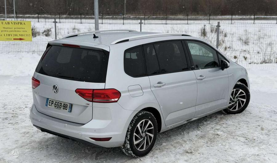 Grey Volkswagen Touran 2017 in Taurage, with an engine capacity of 1.60 L and mileage of 234 thousand km for 8200 €, photo 20 on AUTOMOTO.COM.LV