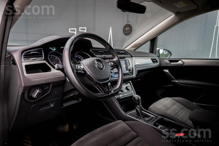 Grey Volkswagen Touran 2017 in Riga, with an engine capacity of 1.60 L and mileage of 208 thousand km for 10990 €, photo 10 on AUTOMOTO.COM.LV