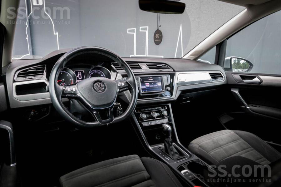 Grey Volkswagen Touran 2017 in Riga, with an engine capacity of 1.60 L and mileage of 208 thousand km for 10990 €, photo 11 on AUTOMOTO.COM.LV
