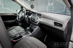 Grey Volkswagen Touran 2017 in Riga, with an engine capacity of 1.60 L and mileage of 208 thousand km for 10990 €, photo 12 on AUTOMOTO.COM.LV