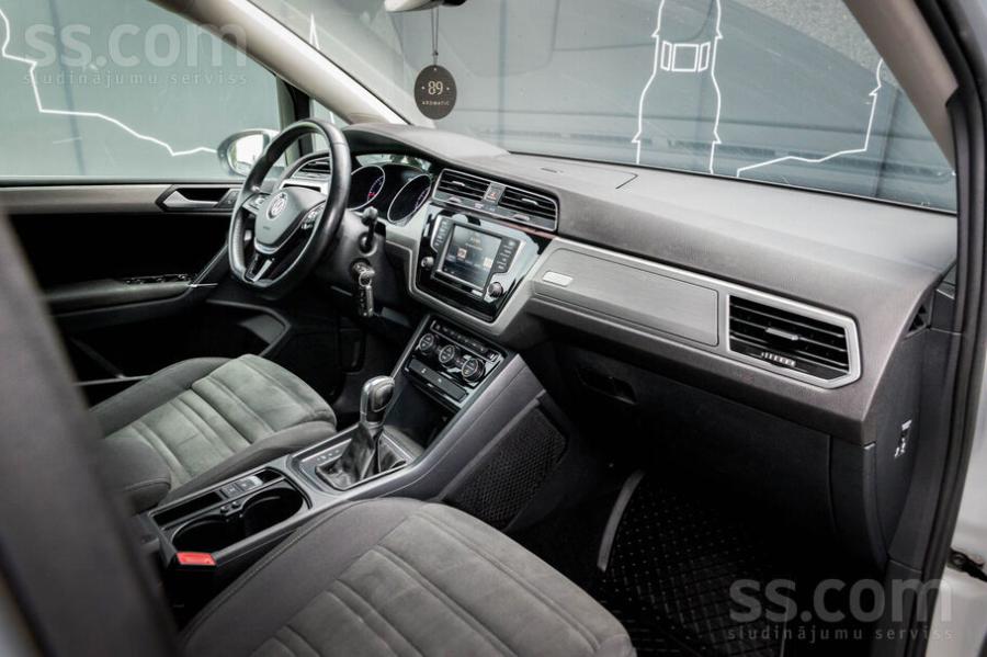Grey Volkswagen Touran 2017 in Riga, with an engine capacity of 1.60 L and mileage of 208 thousand km for 10990 €, photo 12 on AUTOMOTO.COM.LV
