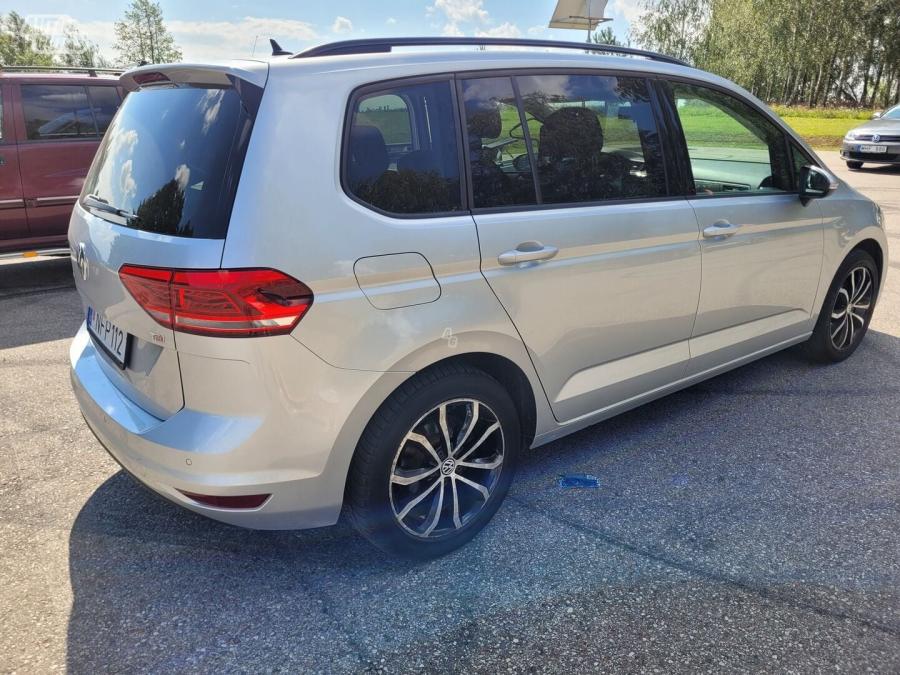 Pelēks Volkswagen Touran 2017 Vilkaviškis, ar dzinēja tilpumu 1.60 L un nobraukumu 330 tūkst. km par 9400 €, foto 6 vietnē AUTOMOTO.COM.LV