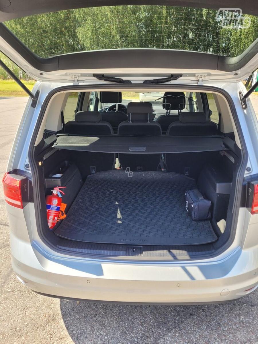 Pelēks Volkswagen Touran 2017 Vilkaviškis, ar dzinēja tilpumu 1.60 L un nobraukumu 330 tūkst. km par 9400 €, foto 12 vietnē AUTOMOTO.COM.LV