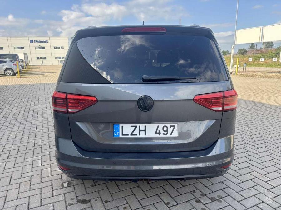 Pelēks Volkswagen Touran 2017 Tauragė, ar dzinēja tilpumu 1.60 L un nobraukumu 340 tūkst. km par 7950 €, foto 7 vietnē AUTOMOTO.COM.LV