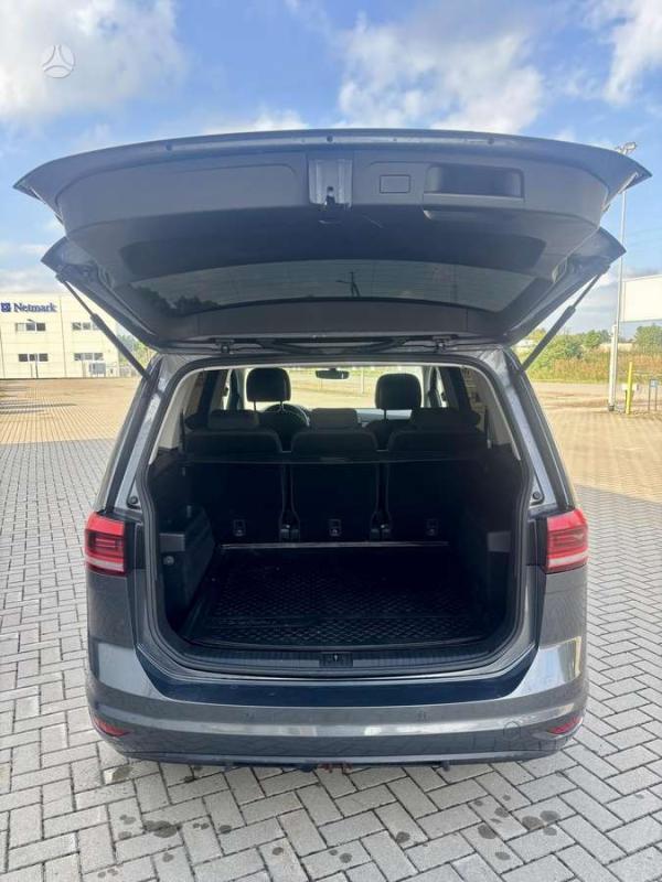 Pelēks Volkswagen Touran 2017 Tauragė, ar dzinēja tilpumu 1.60 L un nobraukumu 340 tūkst. km par 7950 €, foto 10 vietnē AUTOMOTO.COM.LV