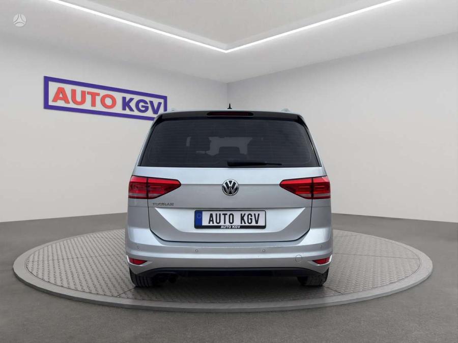Pelēks Volkswagen Touran 2017 Klaipėda, ar dzinēja tilpumu 1.80 L un nobraukumu 298 tūkst. km par 11999 €, foto 5 vietnē AUTOMOTO.COM.LV
