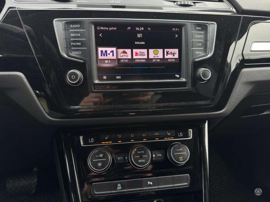 Pelēks Volkswagen Touran 2017 Klaipėda, ar dzinēja tilpumu 1.80 L un nobraukumu 298 tūkst. km par 11999 €, foto 17 vietnē AUTOMOTO.COM.LV