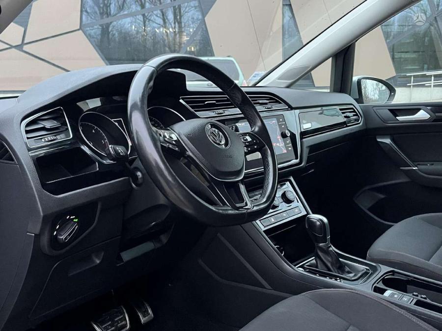 Pelēks Volkswagen Touran 2018 Šauļi, ar dzinēja tilpumu 1.97 L un nobraukumu 304 tūkst. km par 8900 €, foto 18 vietnē AUTOMOTO.COM.LV
