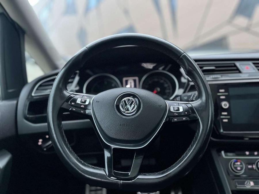 Pelēks Volkswagen Touran 2018 Šauļi, ar dzinēja tilpumu 1.97 L un nobraukumu 304 tūkst. km par 8900 €, foto 30 vietnē AUTOMOTO.COM.LV