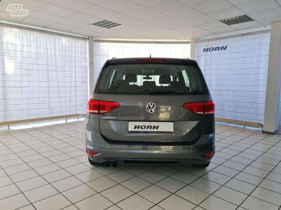 Pelēks Volkswagen Touran 2018 Kauņa, ar dzinēja tilpumu 0.00 L un nobraukumu 60 tūkst. km par 25480 €, foto 7 vietnē AUTOMOTO.COM.LV