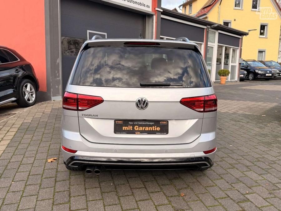 Grey Volkswagen Touran 2018 in Kaunas, with an engine capacity of 1.40 L and mileage of 61 thousand km for 25068 €, photo 5 on AUTOMOTO.COM.LV