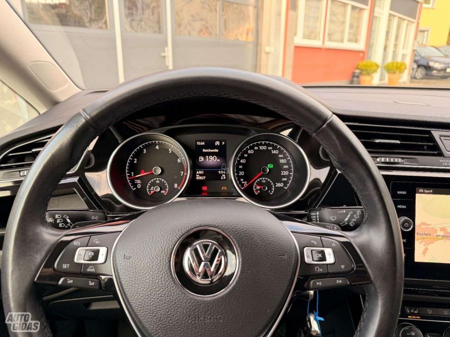Grey Volkswagen Touran 2018 in Kaunas, with an engine capacity of 1.40 L and mileage of 61 thousand km for 25068 €, photo 14 on AUTOMOTO.COM.LV