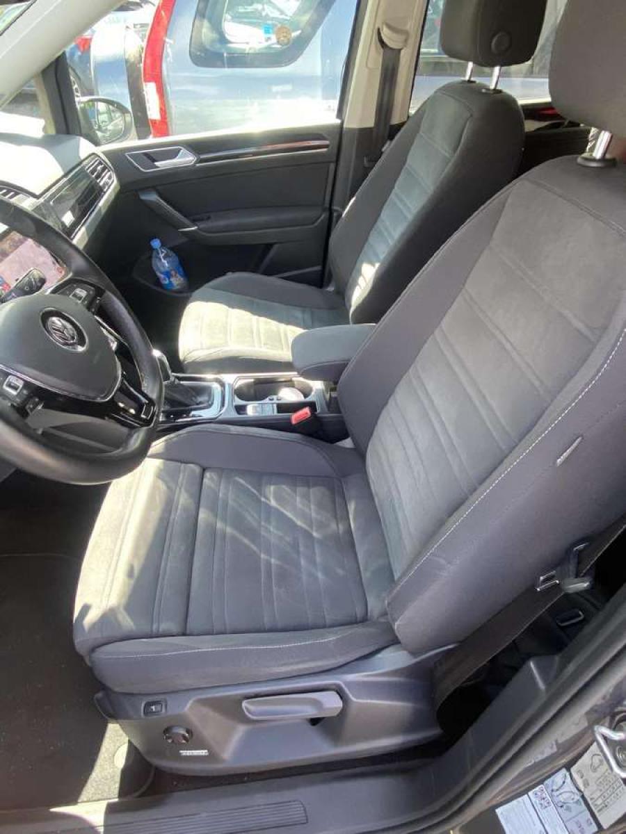 Grey Volkswagen Touran 2018 in Vilnius, with an engine capacity of 1.60 L and mileage of 240 thousand km for 15500 €, photo 14 on AUTOMOTO.COM.LV