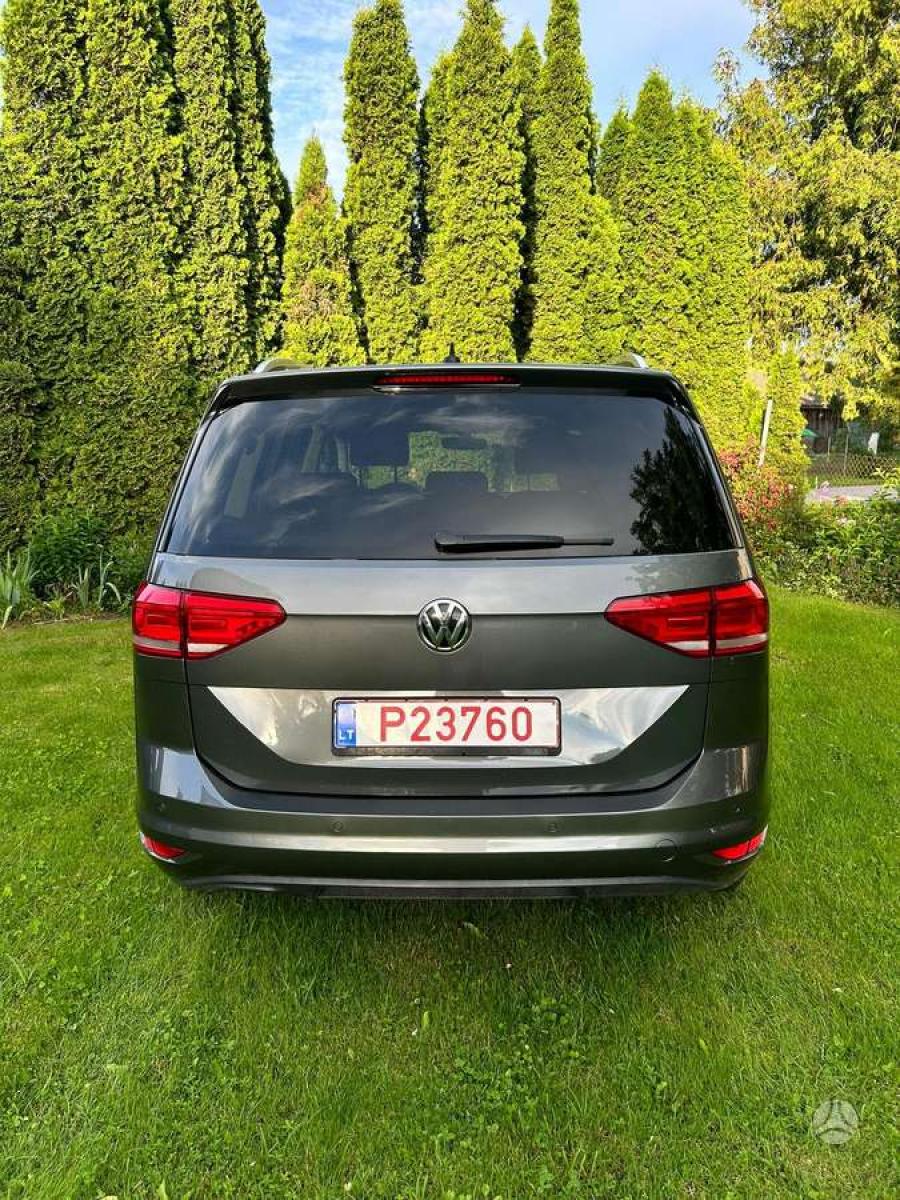 Pelēks Volkswagen Touran 2018 Biržai, ar dzinēja tilpumu 1.60 L un nobraukumu 153 tūkst. km par 12000 €, foto 8 vietnē AUTOMOTO.COM.LV