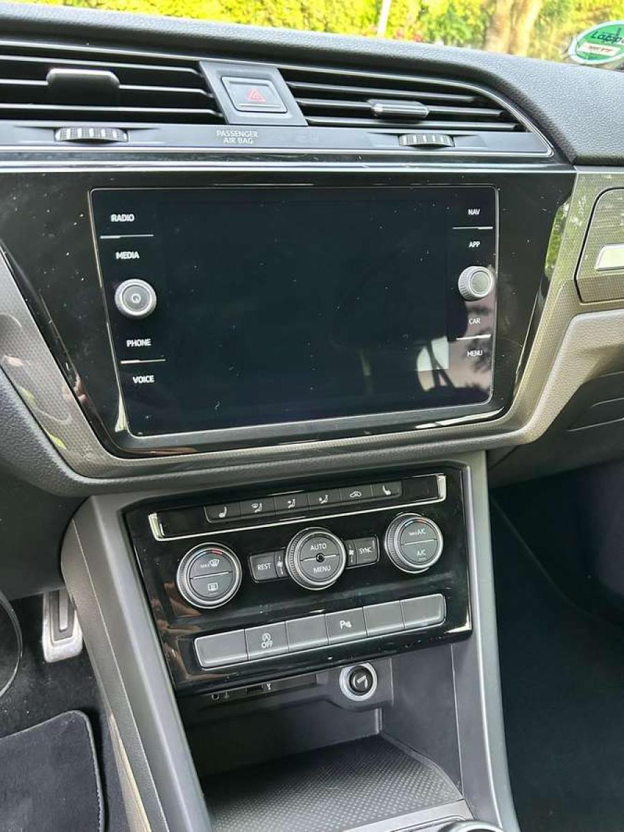 Pelēks Volkswagen Touran 2018 Biržai, ar dzinēja tilpumu 1.60 L un nobraukumu 153 tūkst. km par 12000 €, foto 12 vietnē AUTOMOTO.COM.LV