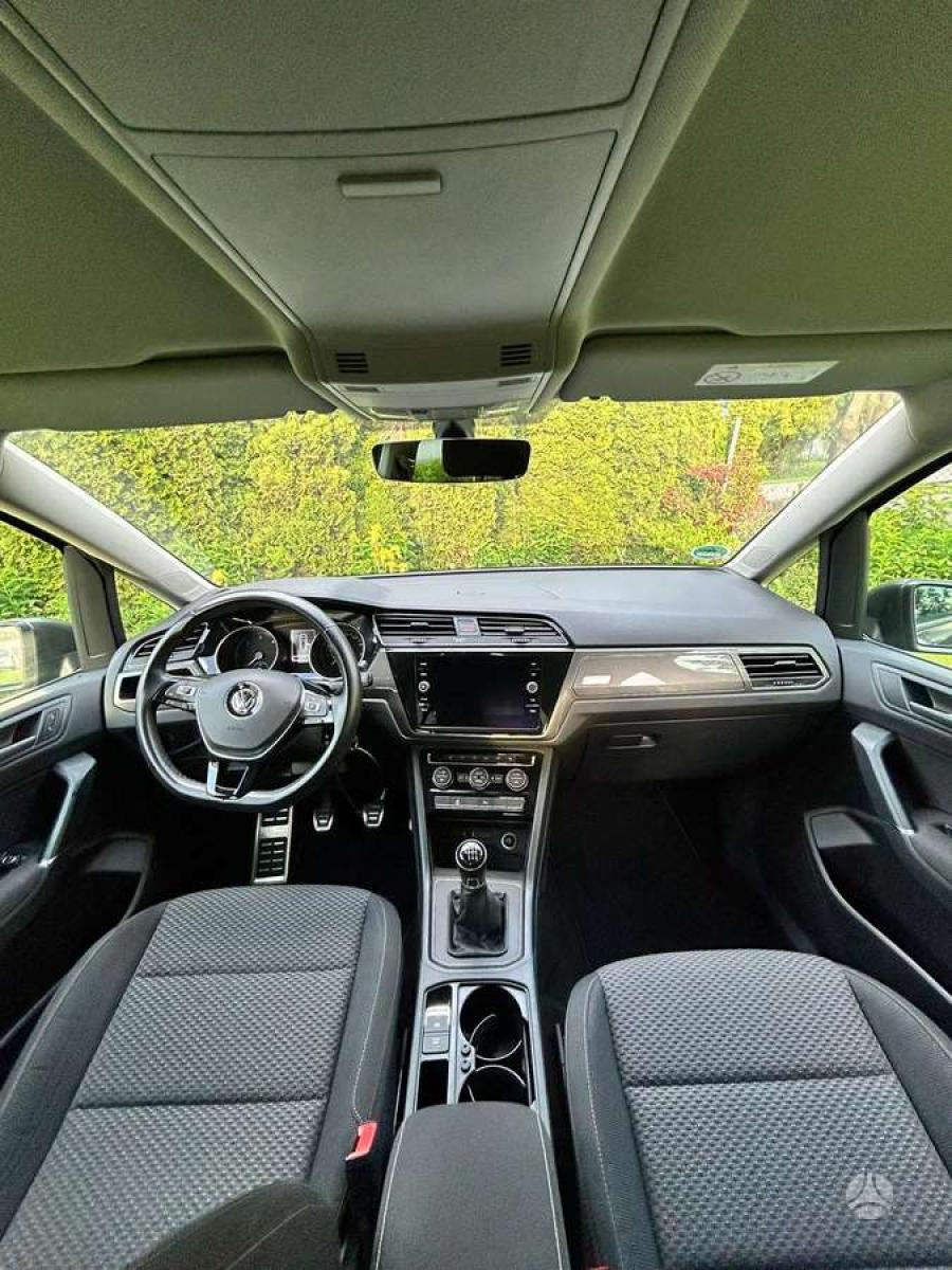Pelēks Volkswagen Touran 2018 Biržai, ar dzinēja tilpumu 1.60 L un nobraukumu 153 tūkst. km par 12000 €, foto 13 vietnē AUTOMOTO.COM.LV