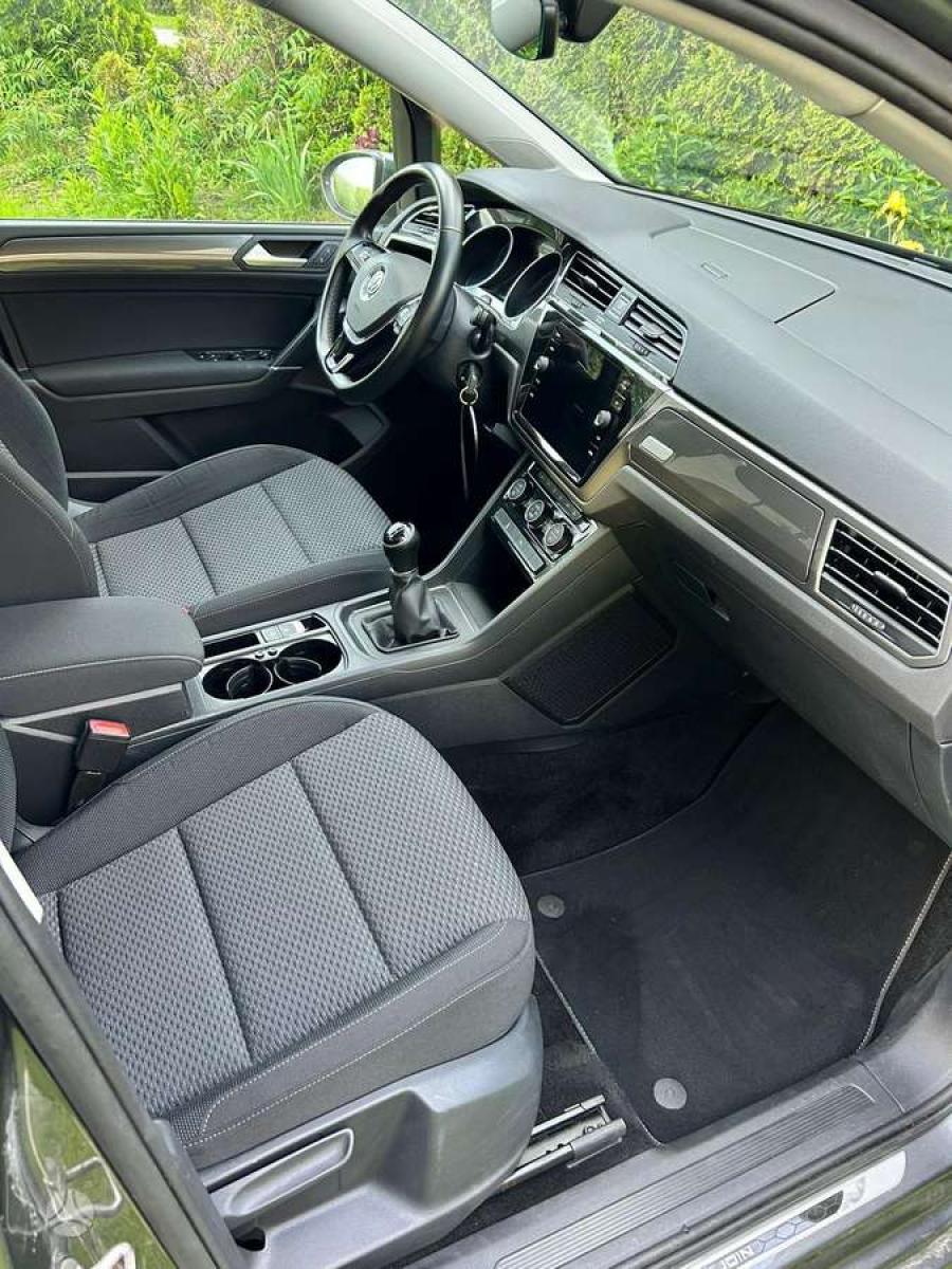 Pelēks Volkswagen Touran 2018 Biržai, ar dzinēja tilpumu 1.60 L un nobraukumu 153 tūkst. km par 12000 €, foto 14 vietnē AUTOMOTO.COM.LV