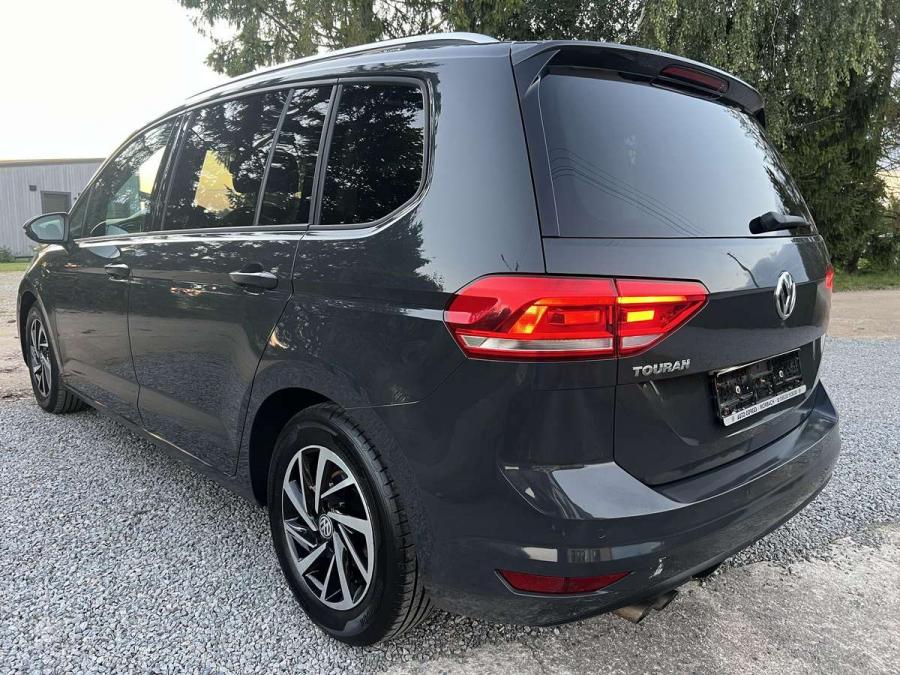 Grey Volkswagen Touran 2018 in Kaunas, with an engine capacity of 1.97 L and mileage of 172 thousand km for 8250 €, photo 1 on AUTOMOTO.COM.LV