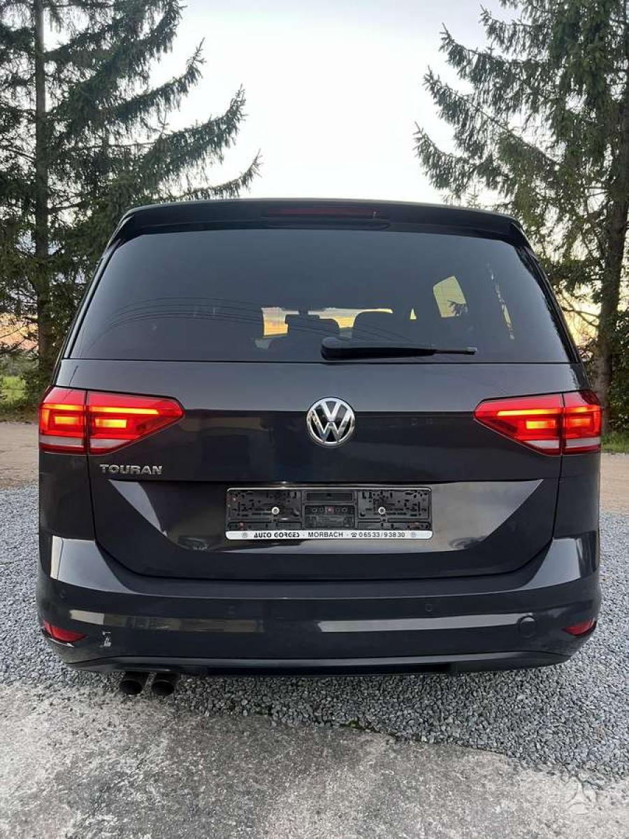 Grey Volkswagen Touran 2018 in Kaunas, with an engine capacity of 1.97 L and mileage of 172 thousand km for 8250 €, photo 3 on AUTOMOTO.COM.LV