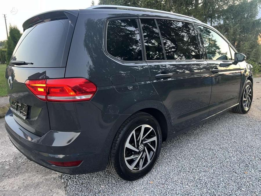 Grey Volkswagen Touran 2018 in Kaunas, with an engine capacity of 1.97 L and mileage of 172 thousand km for 8250 €, photo 4 on AUTOMOTO.COM.LV