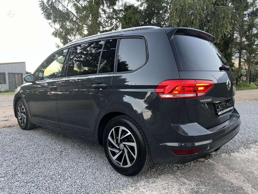 Grey Volkswagen Touran 2018 in Kaunas, with an engine capacity of 1.97 L and mileage of 172 thousand km for 8250 €, photo 5 on AUTOMOTO.COM.LV