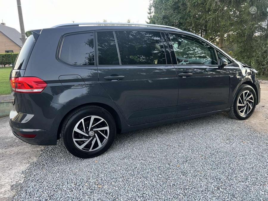 Grey Volkswagen Touran 2018 in Kaunas, with an engine capacity of 1.97 L and mileage of 172 thousand km for 8250 €, photo 6 on AUTOMOTO.COM.LV