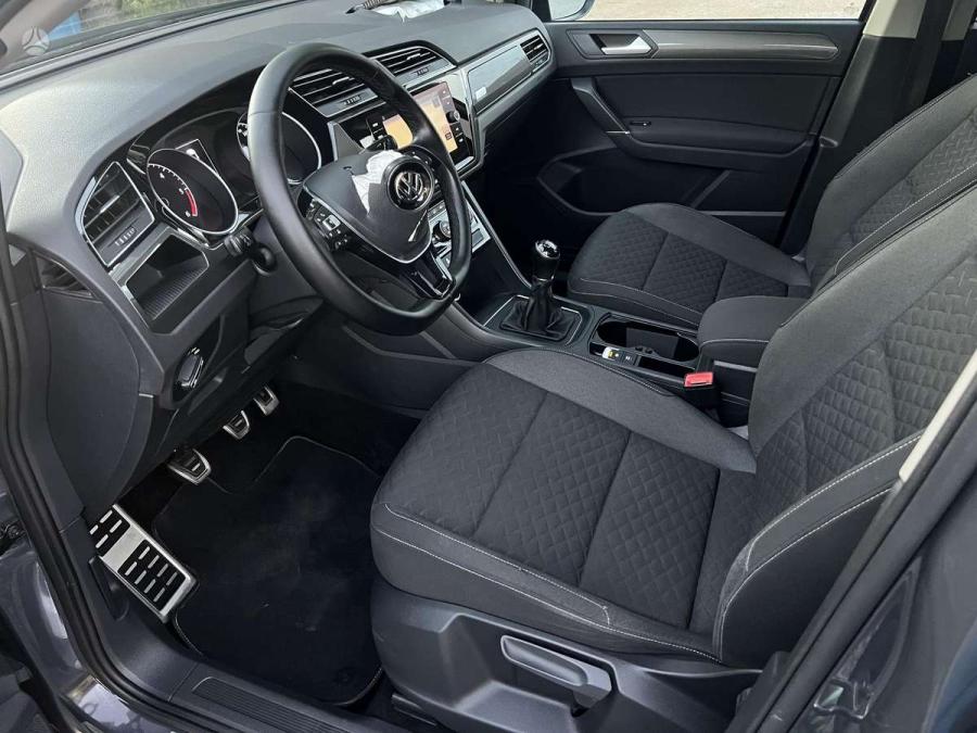Grey Volkswagen Touran 2018 in Kaunas, with an engine capacity of 1.97 L and mileage of 172 thousand km for 8250 €, photo 21 on AUTOMOTO.COM.LV