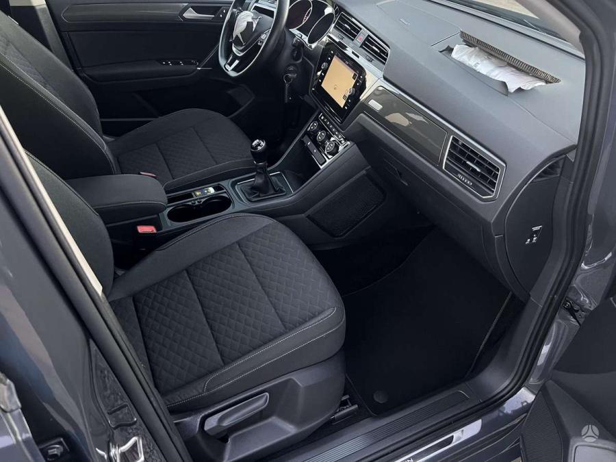 Grey Volkswagen Touran 2018 in Kaunas, with an engine capacity of 1.97 L and mileage of 172 thousand km for 8250 €, photo 22 on AUTOMOTO.COM.LV