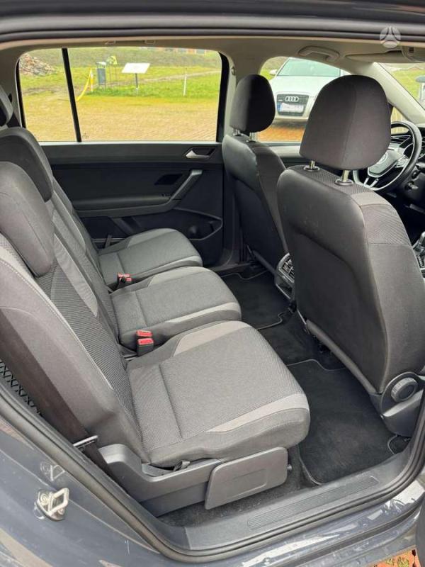 Grey Volkswagen Touran 2019 in Kaunas, with an engine capacity of 1.60 L and mileage of 156 thousand km for 12390 €, photo 11 on AUTOMOTO.COM.LV
