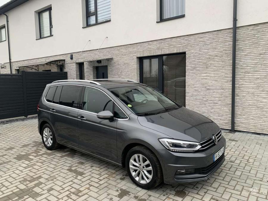 Grey Volkswagen Touran 2019 in Kaunas, with an engine capacity of 1.60 L and mileage of 262 thousand km for 12350 €, photo 1 on AUTOMOTO.COM.LV