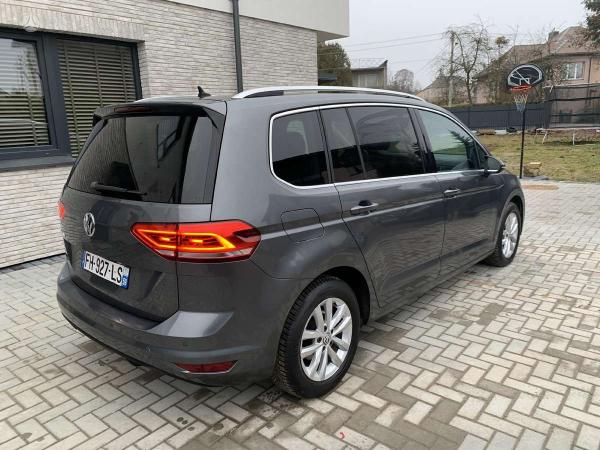 Grey Volkswagen Touran 2019 in Kaunas, with an engine capacity of 1.60 L and mileage of 262 thousand km for 12350 €, photo 3 on AUTOMOTO.COM.LV