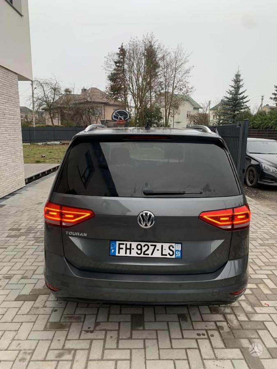Grey Volkswagen Touran 2019 in Kaunas, with an engine capacity of 1.60 L and mileage of 262 thousand km for 12350 €, photo 4 on AUTOMOTO.COM.LV