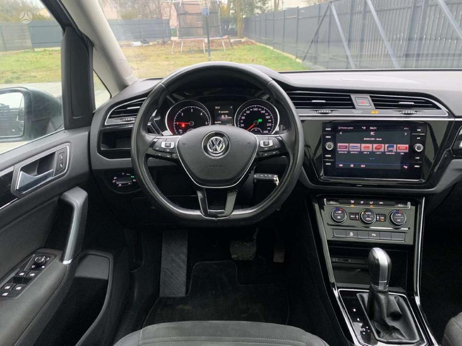 Grey Volkswagen Touran 2019 in Kaunas, with an engine capacity of 1.60 L and mileage of 262 thousand km for 12350 €, photo 9 on AUTOMOTO.COM.LV