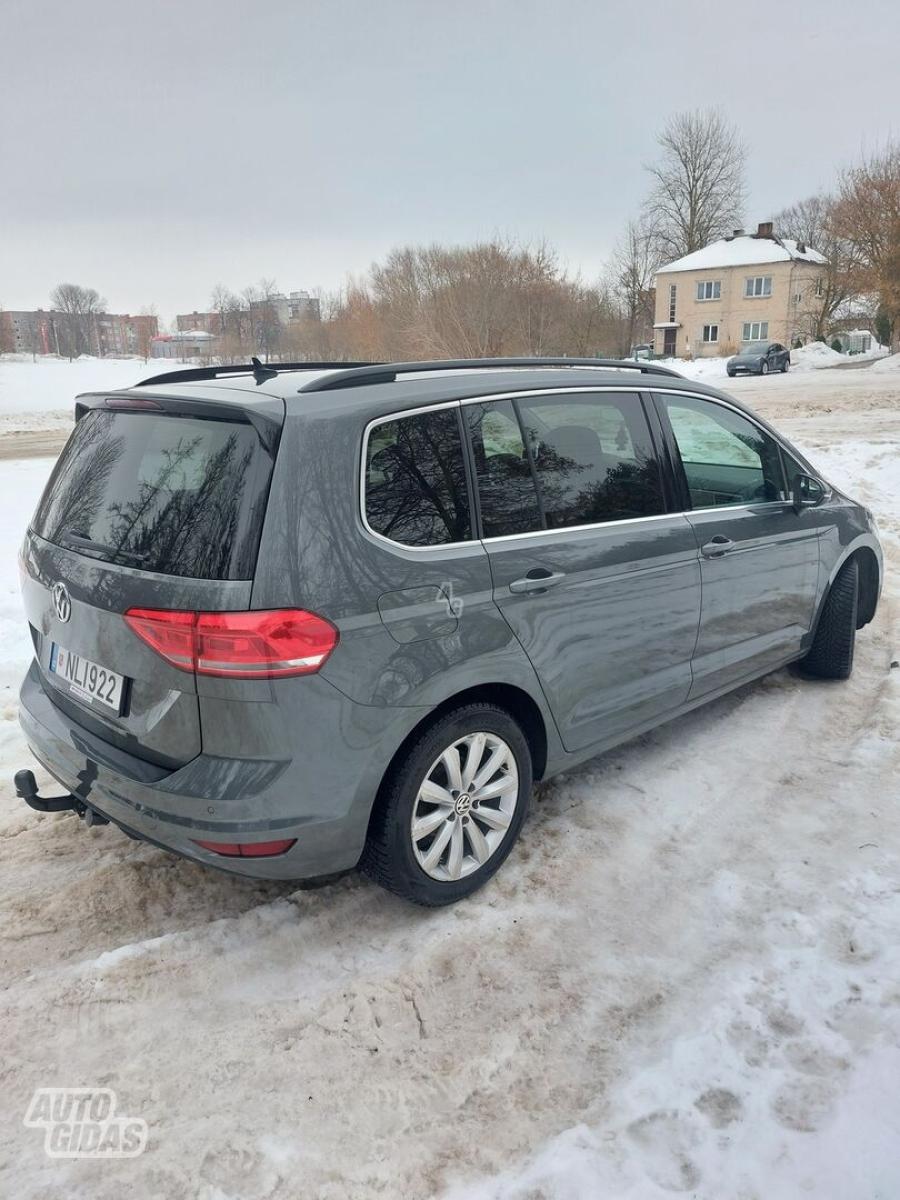 Grey Volkswagen Touran 2019 in Mazeikiai, with an engine capacity of 1.60 L and mileage of 347 thousand km for 10900 €, photo 4 on AUTOMOTO.COM.LV